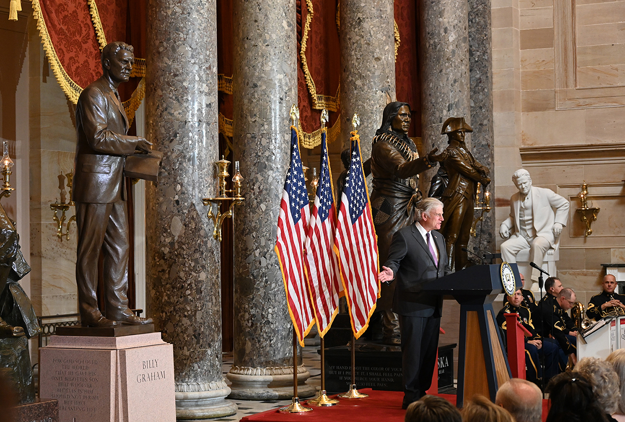 Lawmakers unveil statue of Billy Graham in Capitol