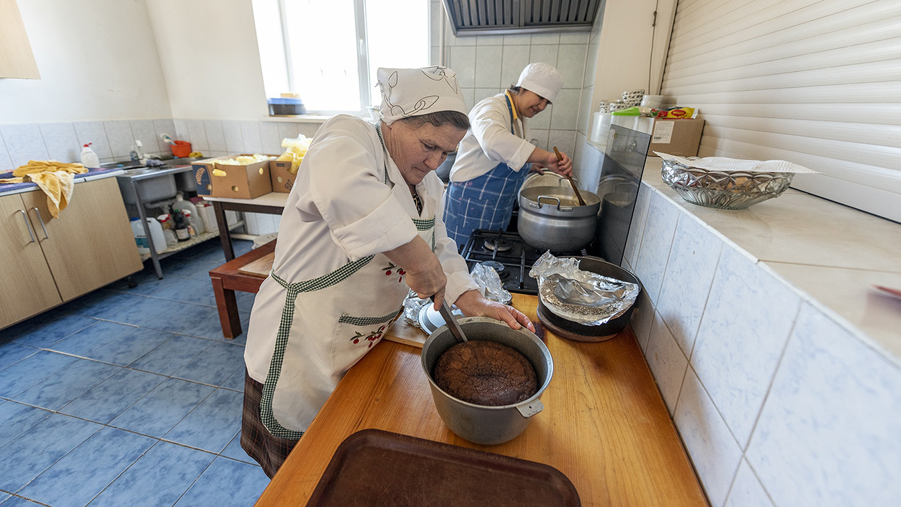 Moldovans give Ukrainian refugees the sheets off their beds